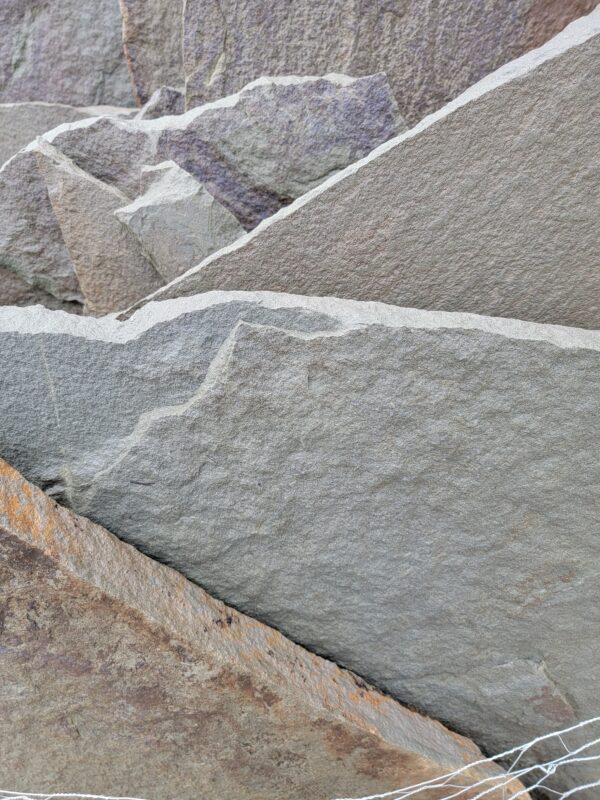 PA Bluestone irregular1″ and 1.5″ thick full color – Atlantic Mulch